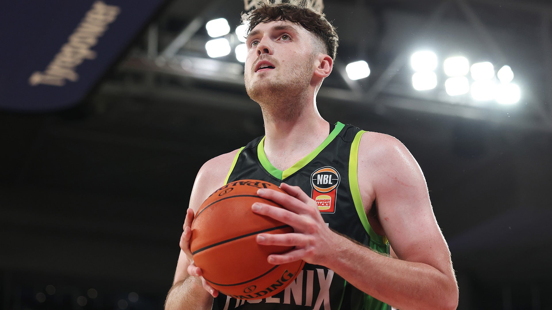 Hurt ensures Phoenix soar to Game 3