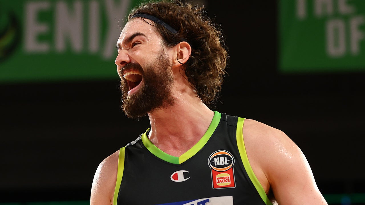 Foxwell, Hunter lift Phoenix over Hawks