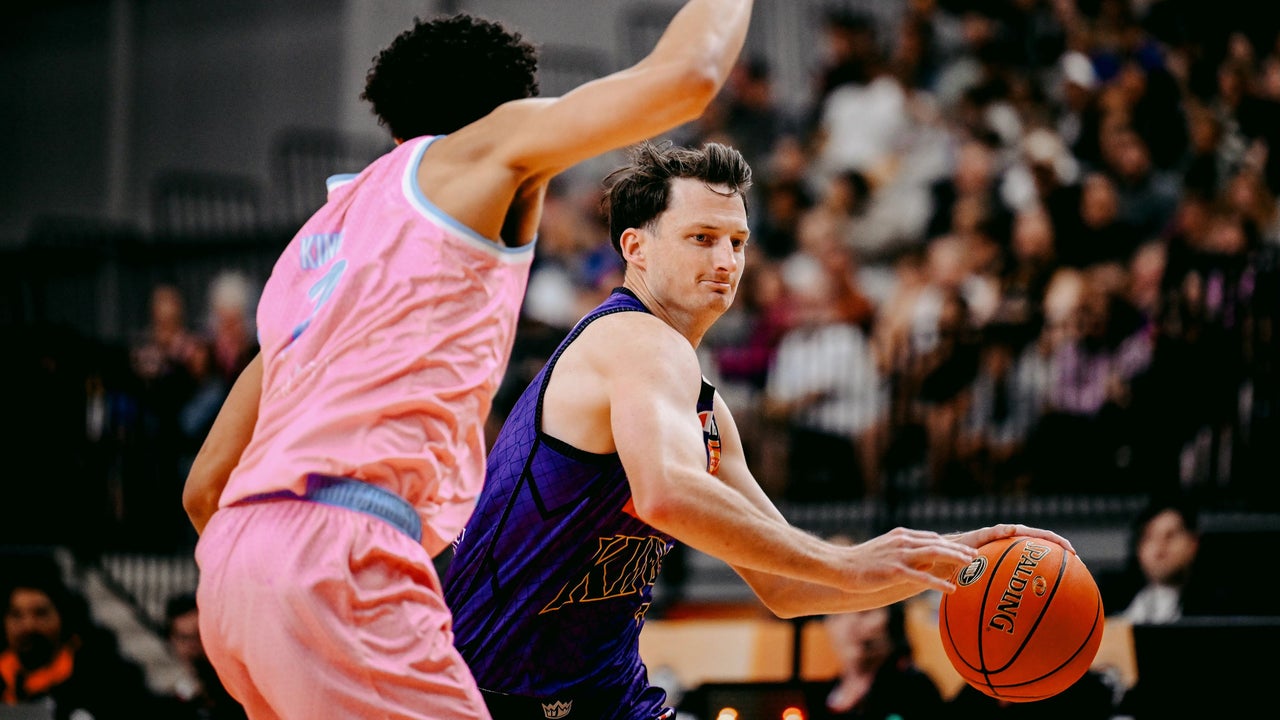 Fourth-quarter surge powers Kings to win over Breakers