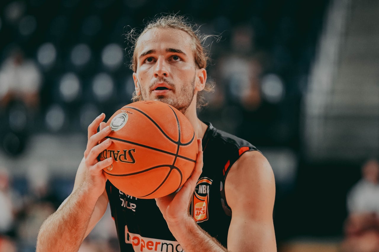 Froling inspires Hawks to gritty win against Kings