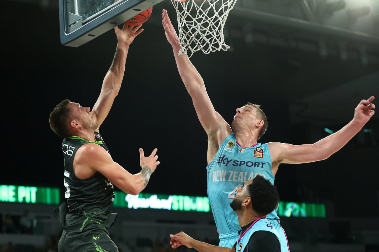 Phoenix overcome Iverson's inside dominance