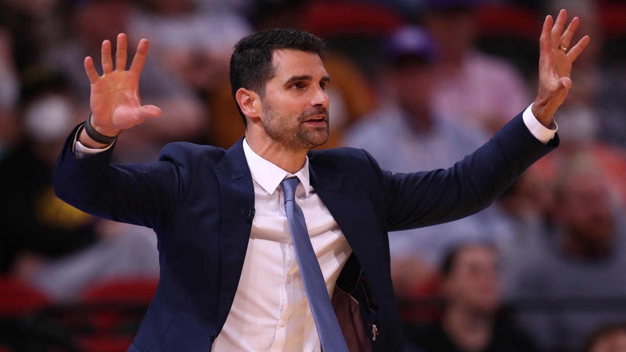 Lisch reflects on historic coaching debut