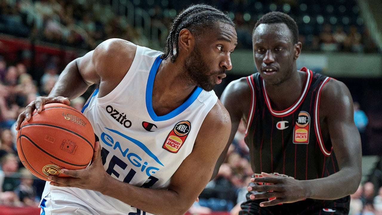 United beat Hawks as Lual-Acuil Jr returns United beat Hawks as Lual-Acuil Jr returns