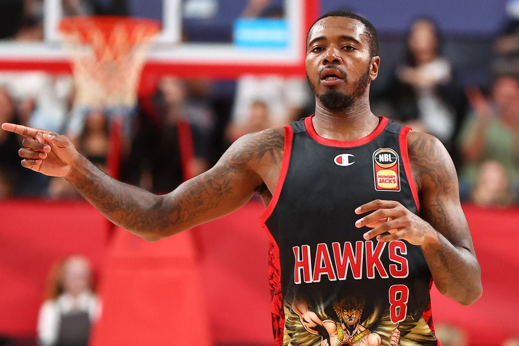 Hawks rout the Phoenix to make it three straight