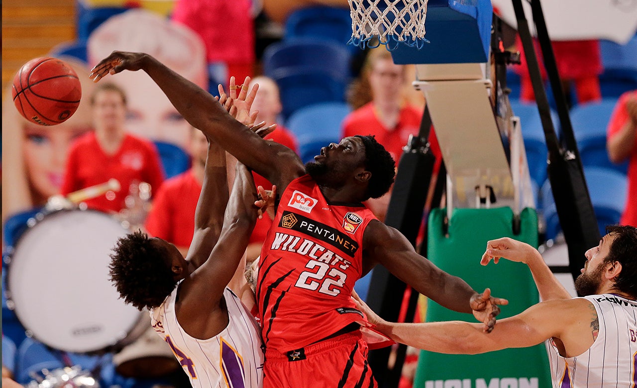 Wildcats re-sign Majok Majok