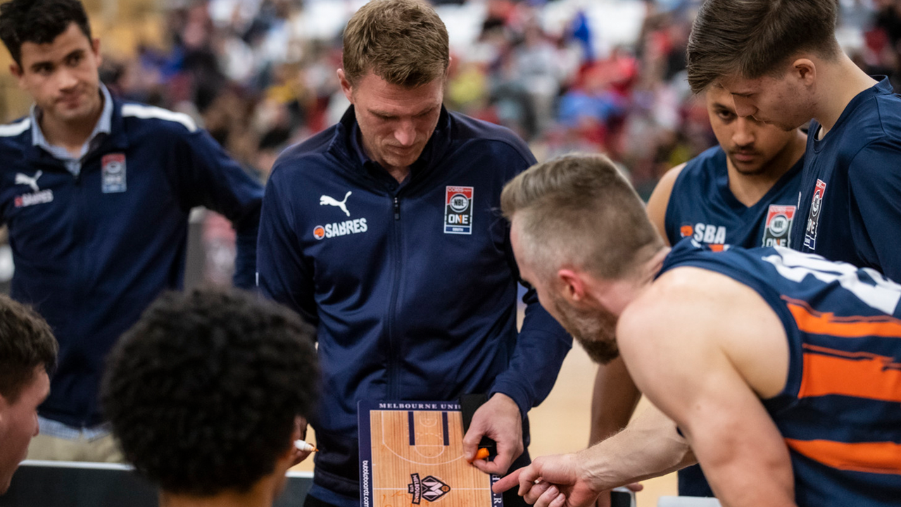 Blogg, Barlow, Carter enjoy buzzer-beating win